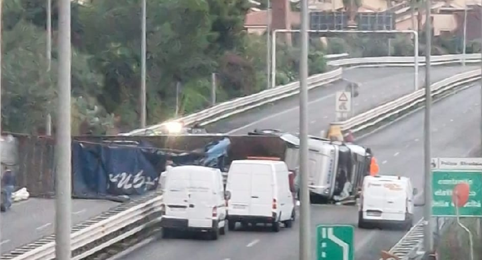 Autostrada Palermo-Mazara del Vallo paralizzata: Tir si ribalta tra ...