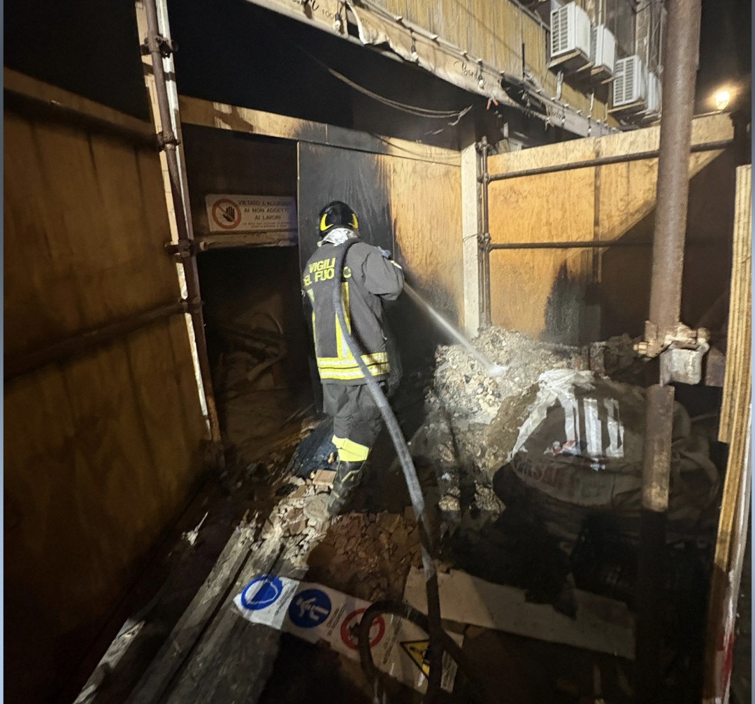 Fiamme nel mercato di Ortigia: incendiato magazzino del caseificio ...