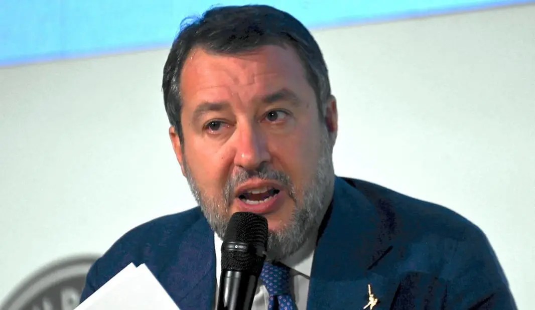 Benzina, Salvini: prezzi sotto 2 euro subito
