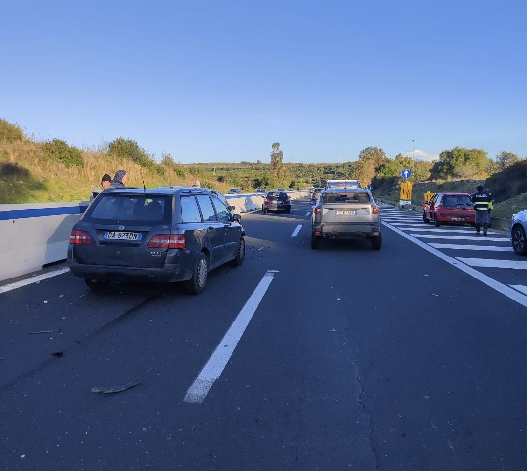 Incidente sulla Siracusa-Catania, 3 mezzi coinvolti, traffico ...