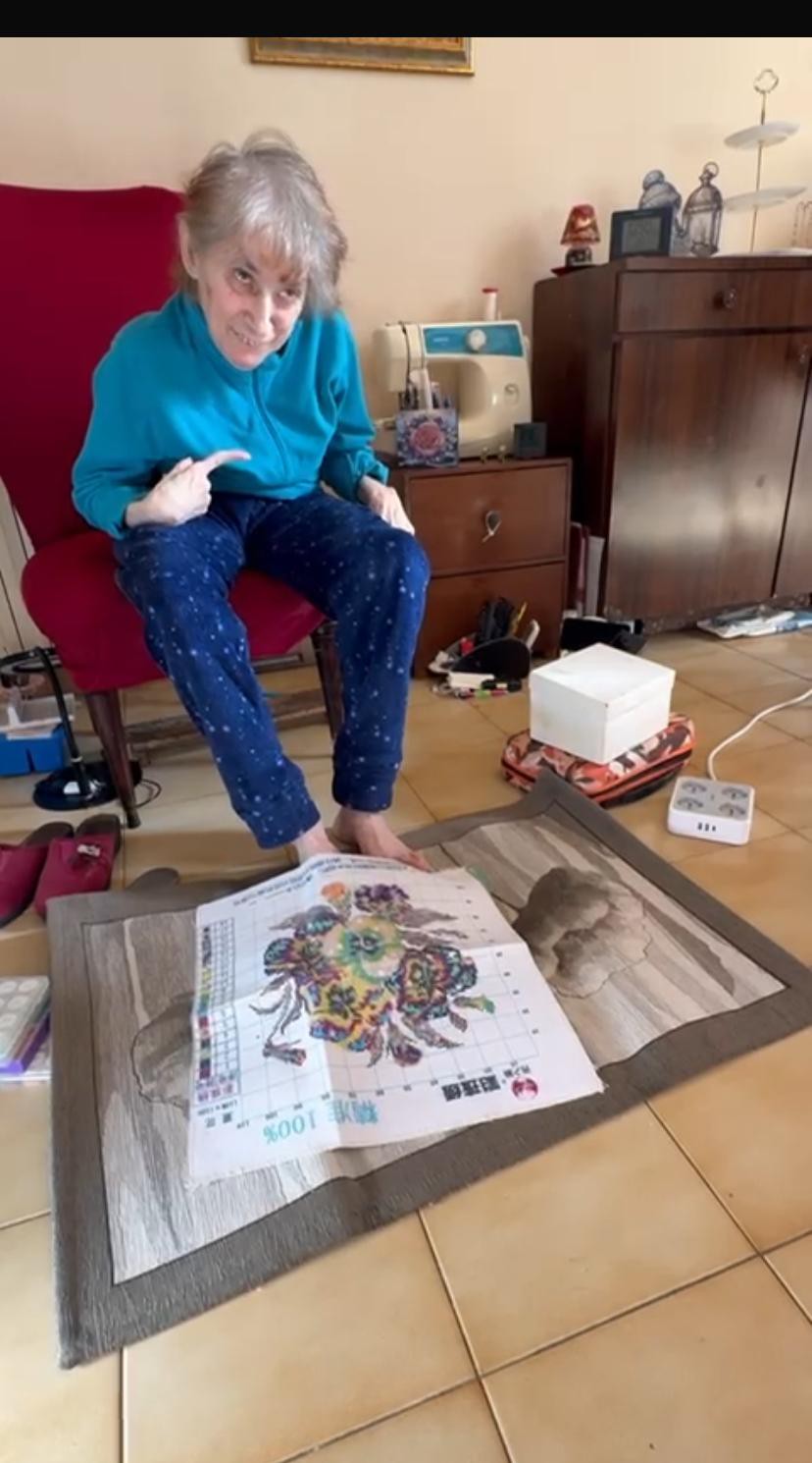 Marilena Tringale, l’artista che crea con i piedi e insegna a non ...