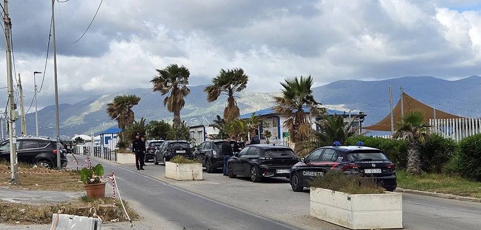 Pizzo per l'estate a Isola e Capaci, bottiglie di benzina e messaggi "5 ...
