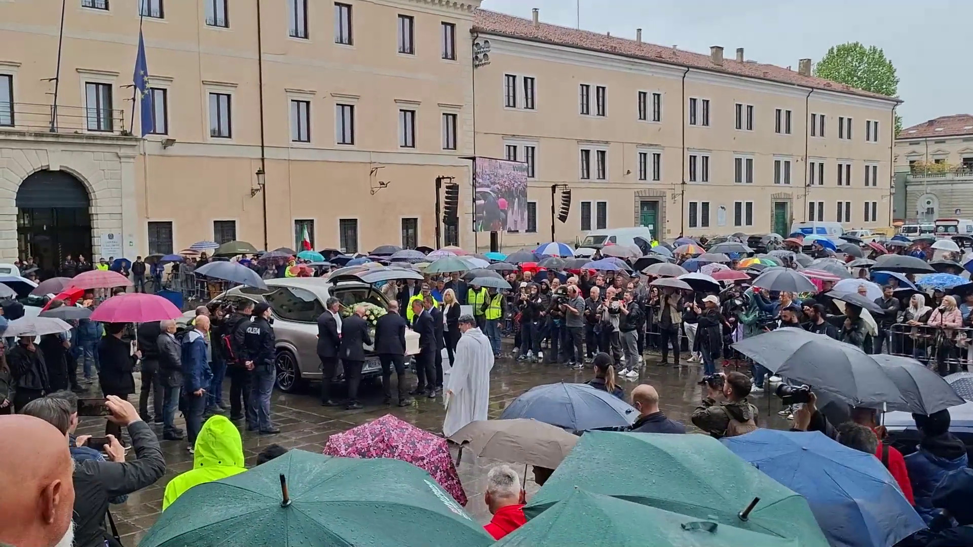 Addio a Zanardi: migliaia di persone ai funerali di Alex a Padova ...