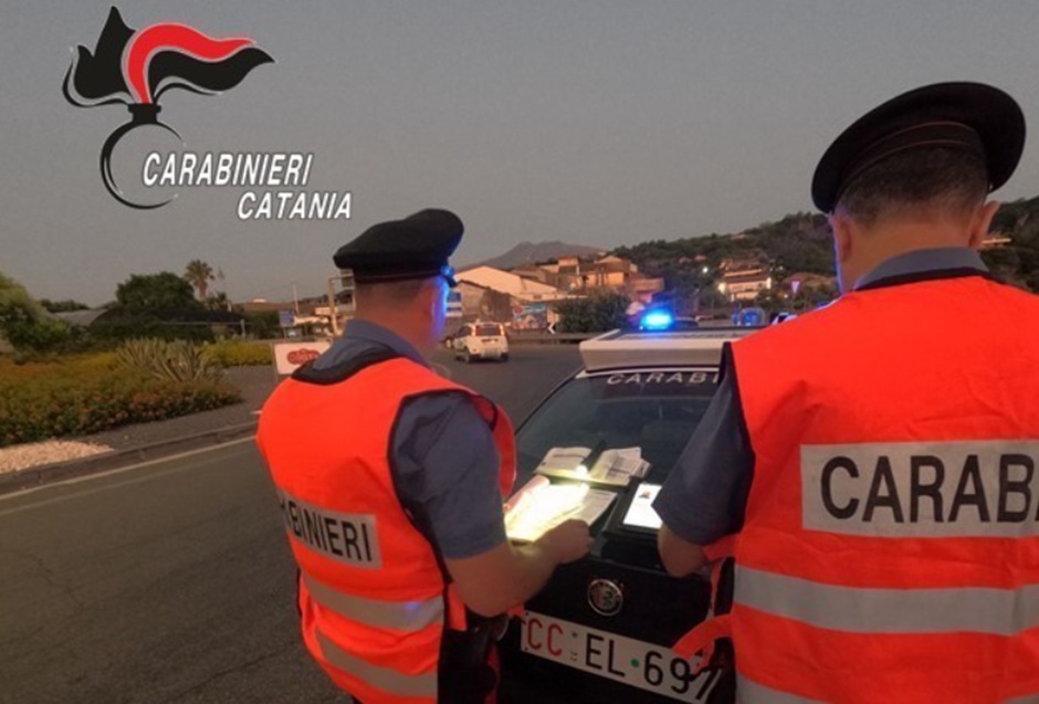 Usa il cellulare alla guida, fermata aggredisce i carabinieri ...